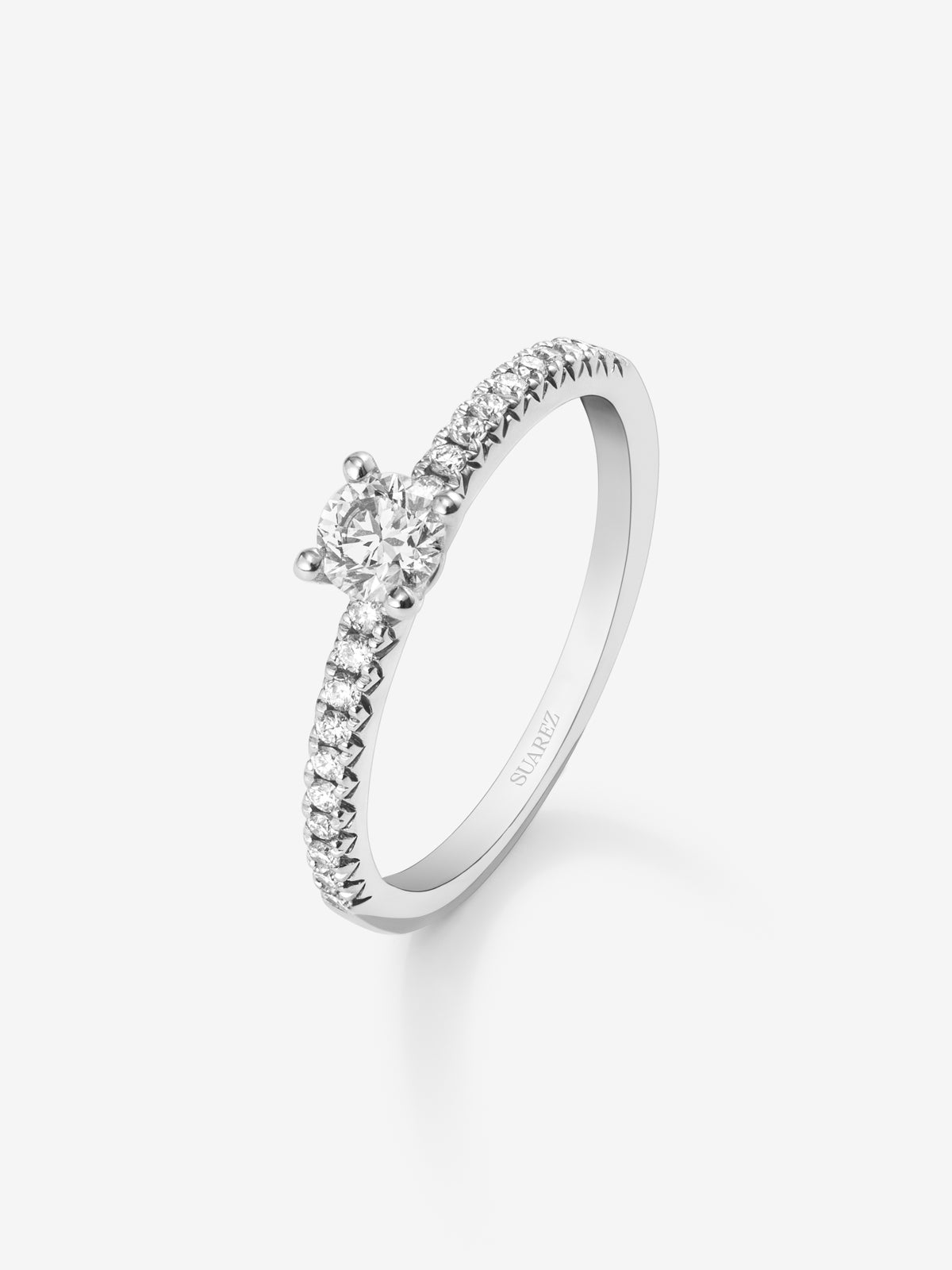 Anillo solitario de compromiso de oro blanco de 18K con diamantes ...