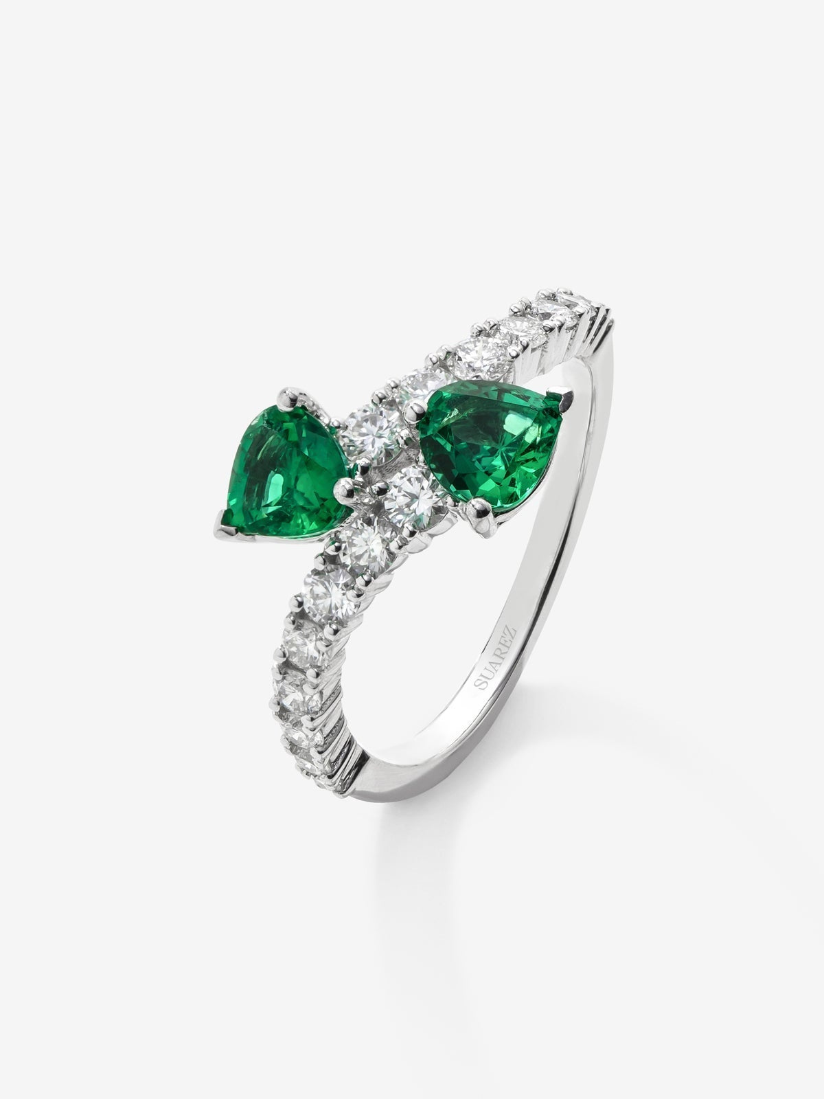 Anillo de oro blanco 18K con esmeralda central y diamantes | Joyas de ...