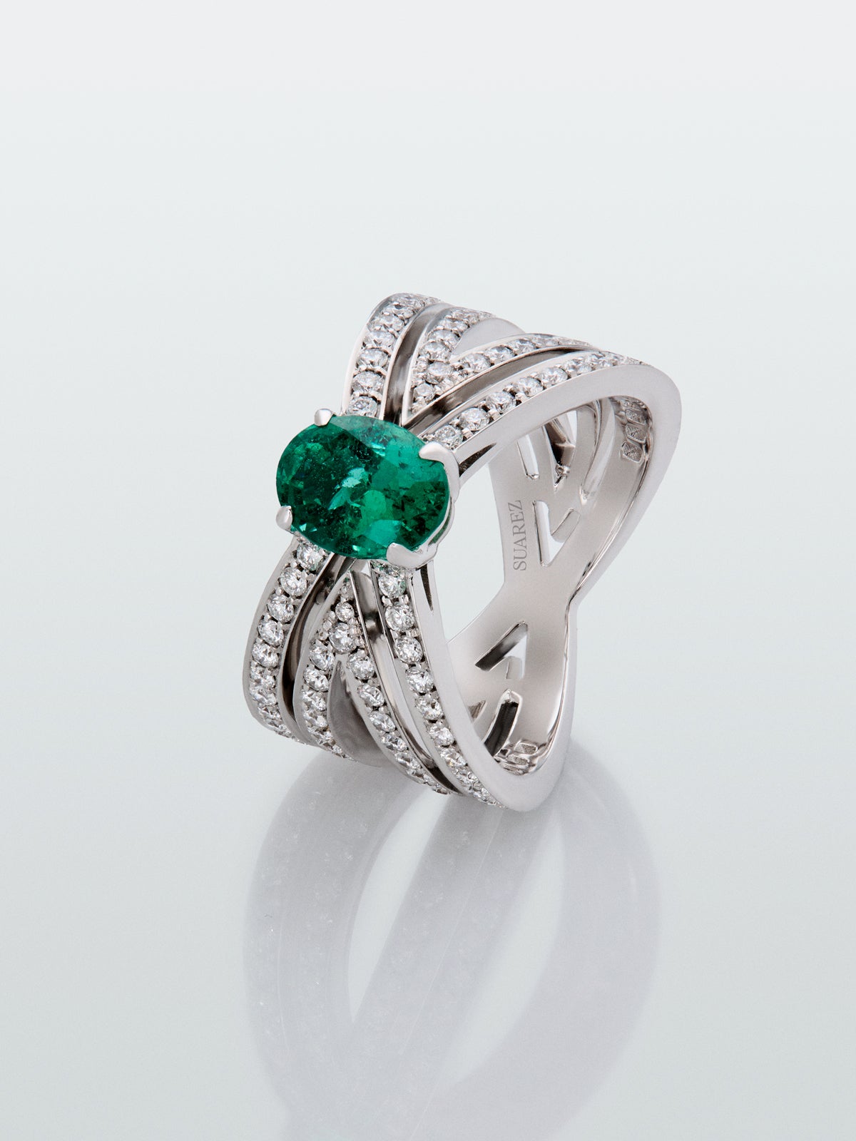Anillo multibrazo de oro blanco de 18K con esmeralda en talla oval de 1 ...